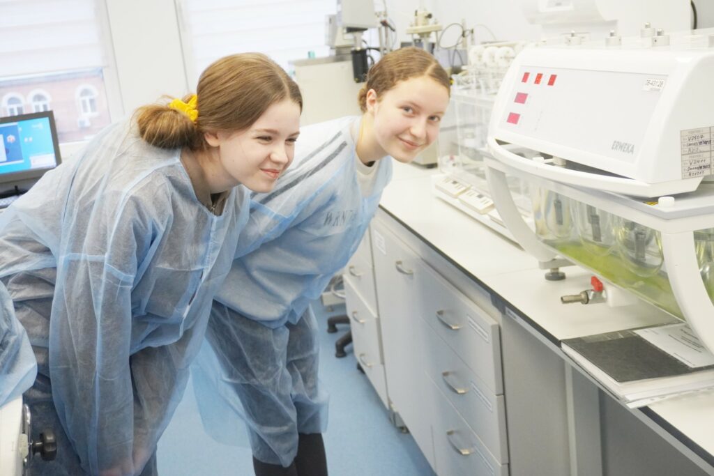 Farmak was visited by students from KMDSh VSESVIT School | Farmak